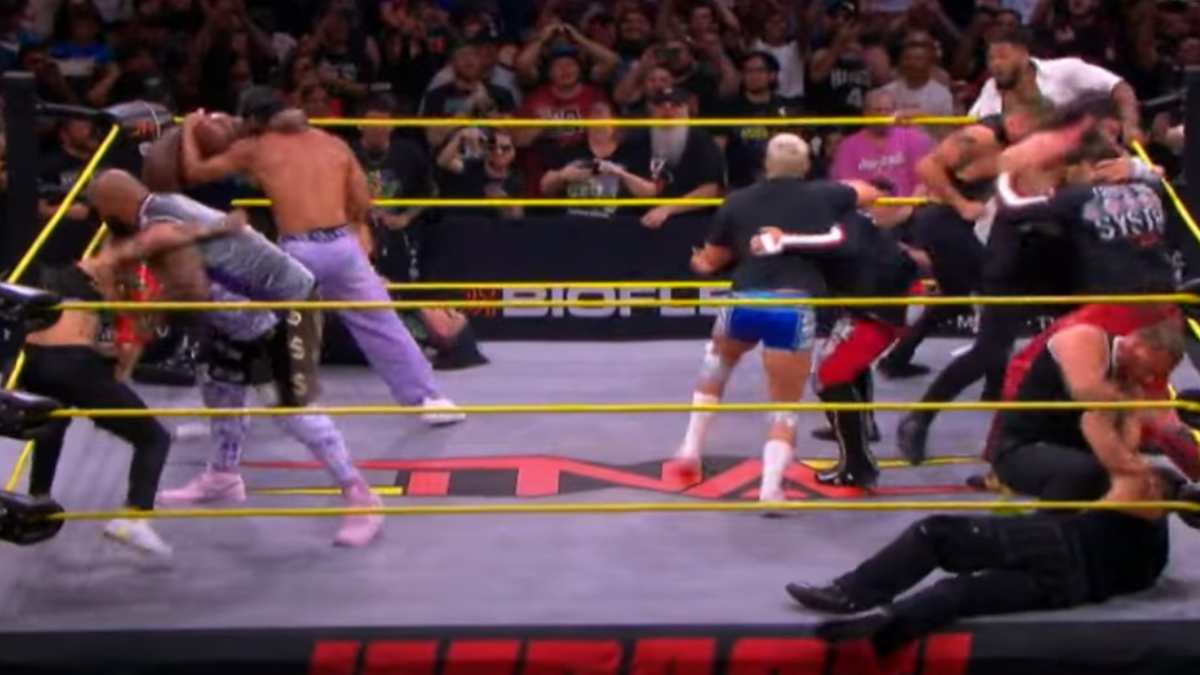 Pelea entre The Hardyz y First Class termina en batalla campal dentro ...