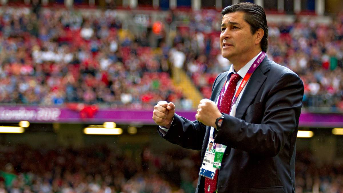 ¡Flaco histórico! Luis Fernando Tena escribe su nombre con letras de ...