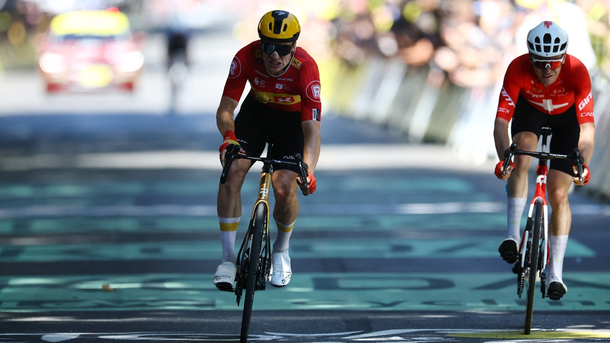 Jonas Abrahamsen reina mientras Tadej Pogacar se cae en la etapa 11 del Tour de Francia 2025