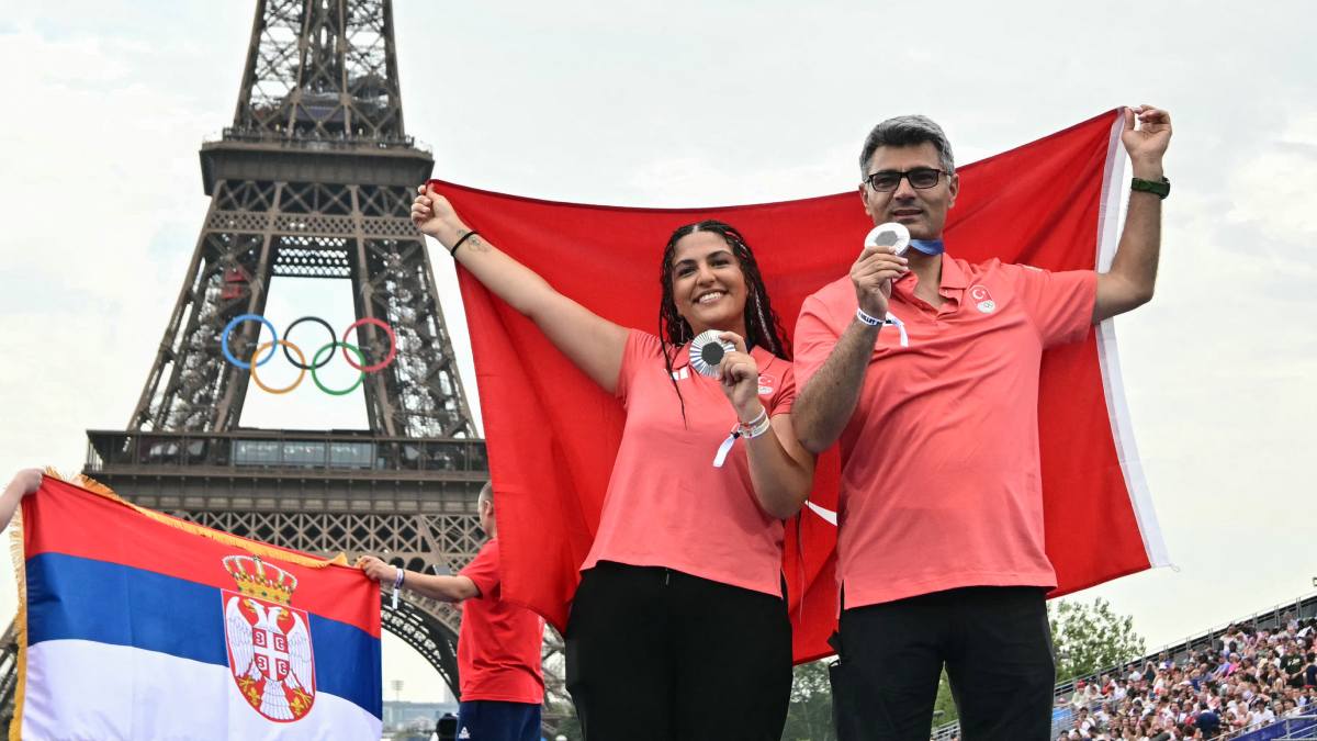 ¡Como en Paris 2024! Yusuf Dikec repite su estilo único y se convierte ...