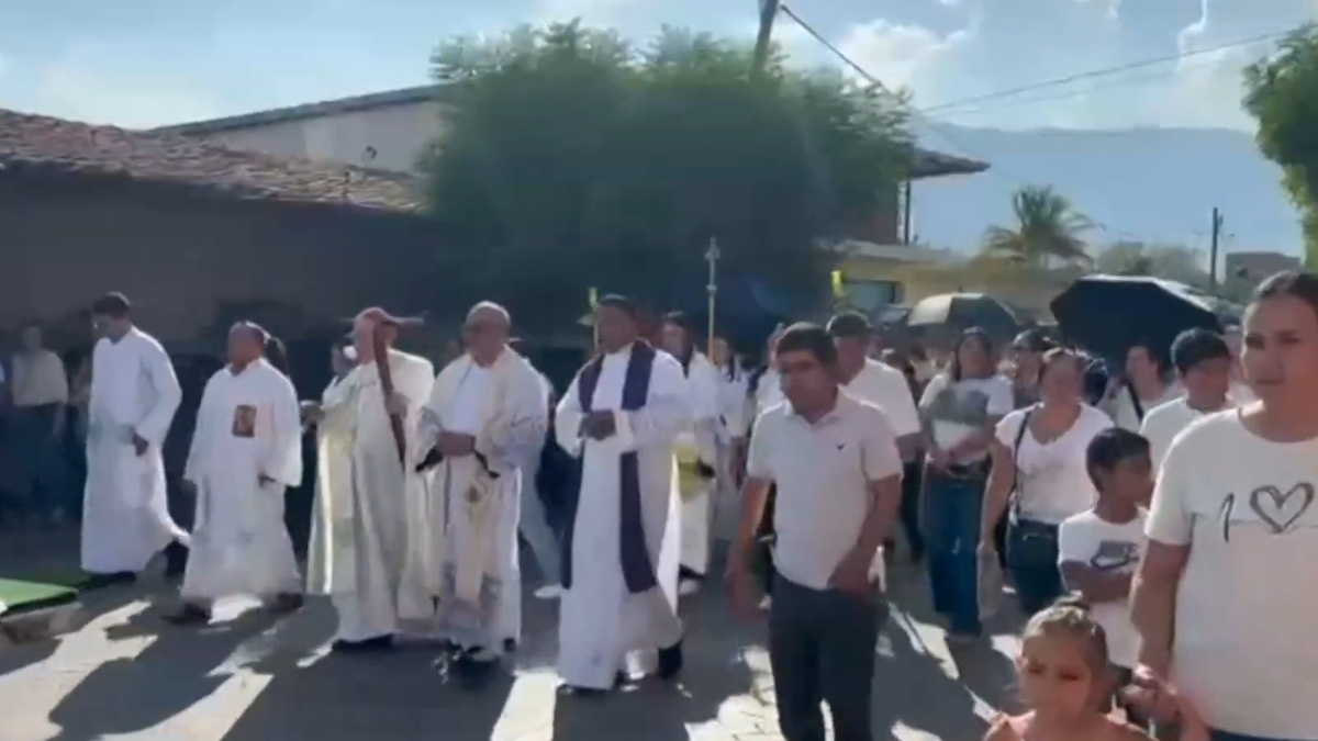 Con procesión, Iglesia y habitantes de Aguililla piden por la paz tras ...