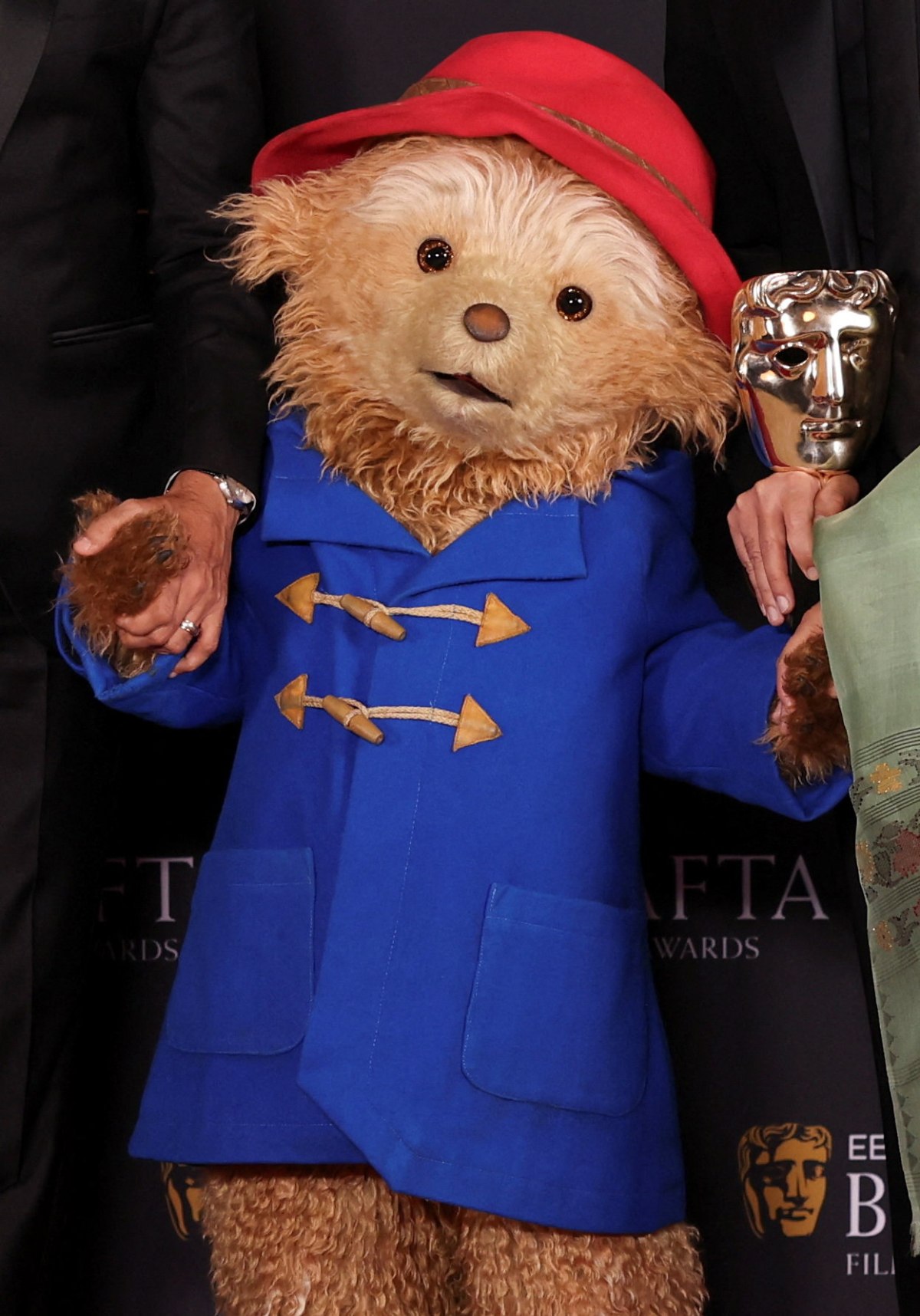 El osito Paddington sube al escenario en los Premios BAFTA 2026: video ...
