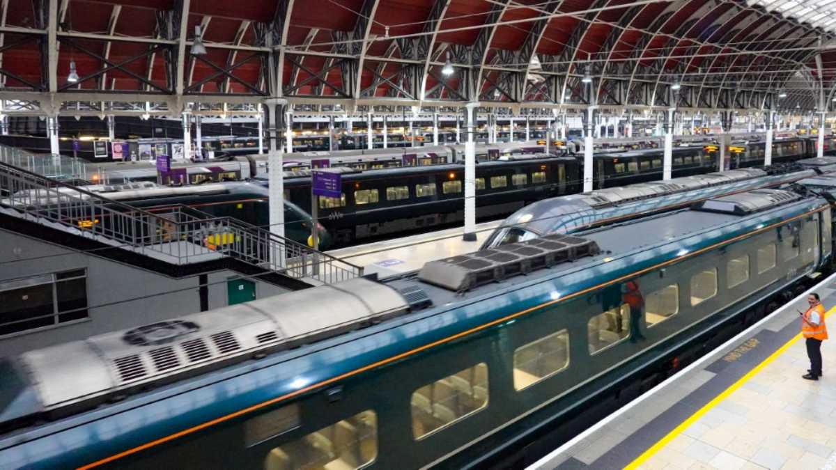 Dos trenes chocan al norte de Londres Inglaterra; despliegan un ...