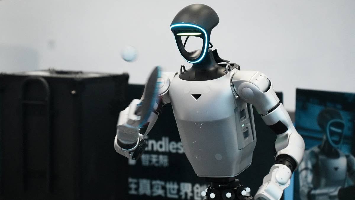Robot humanoide pierde el control y golpea a un niño durante una ...